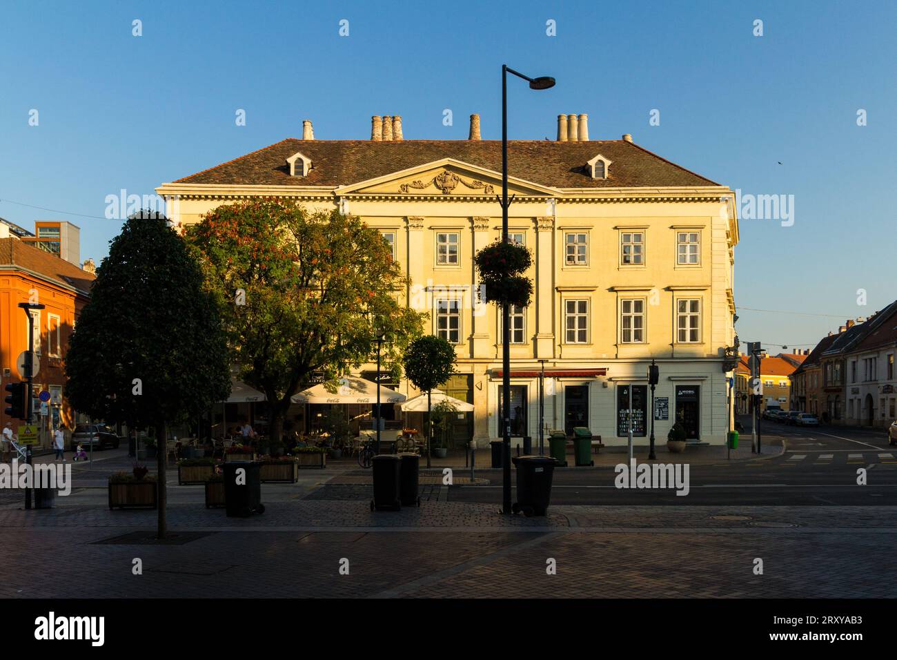 Edificio de tre pisos immagini e fotografie stock ad alta risoluzione ...