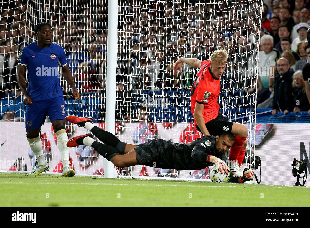 Robert Sanchez del Chelsea rivendica il pallone da Jan Paul van Hecke ...
