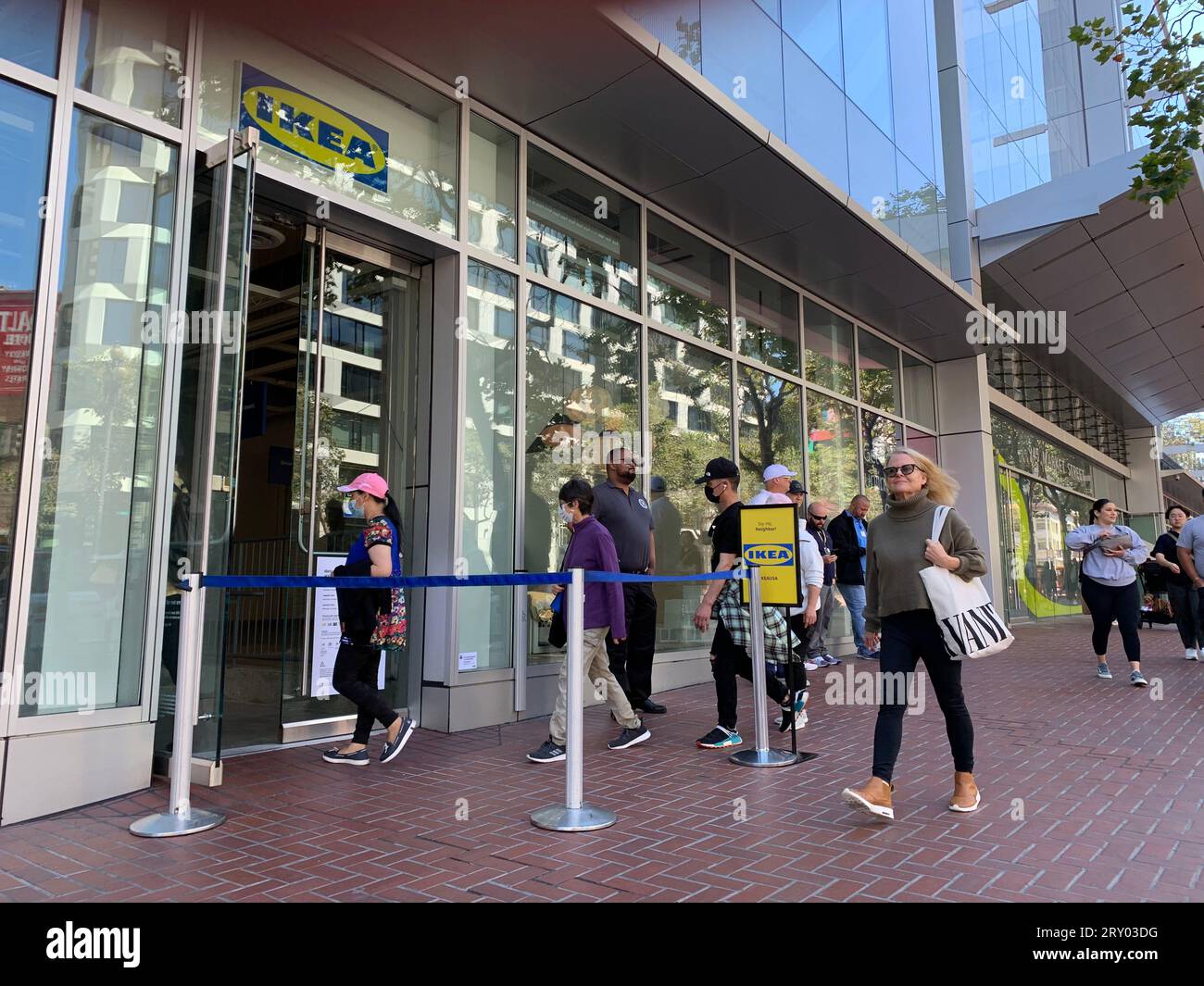 27 agosto 2023, San Francisco, California, USA: Gli acquirenti entrano ...