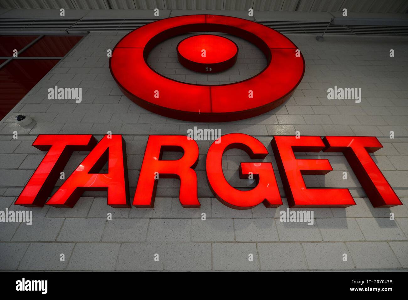 Vista del logo del punto vendita target apposto sulla sede di Harlem ...