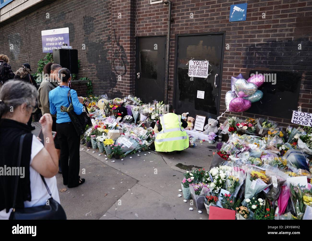 Fiori e tributi sulla scena a Croydon, nel sud di Londra, dove la ...