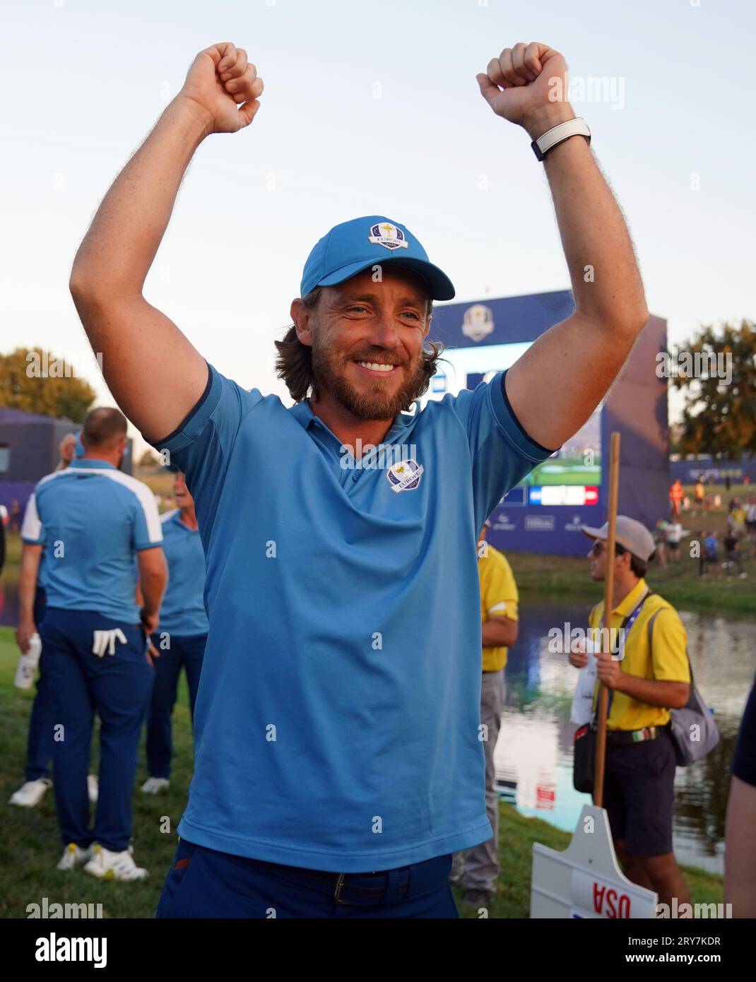 Tommy Fleetwood del Team Europe segue le fourballs nel primo giorno ...