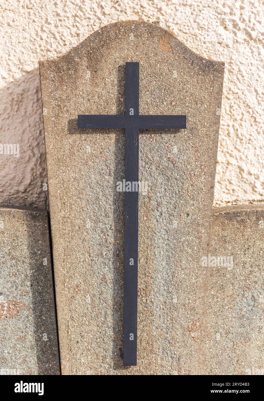 Croce di pietra sulla tomba immagini e fotografie stock ad alta ...