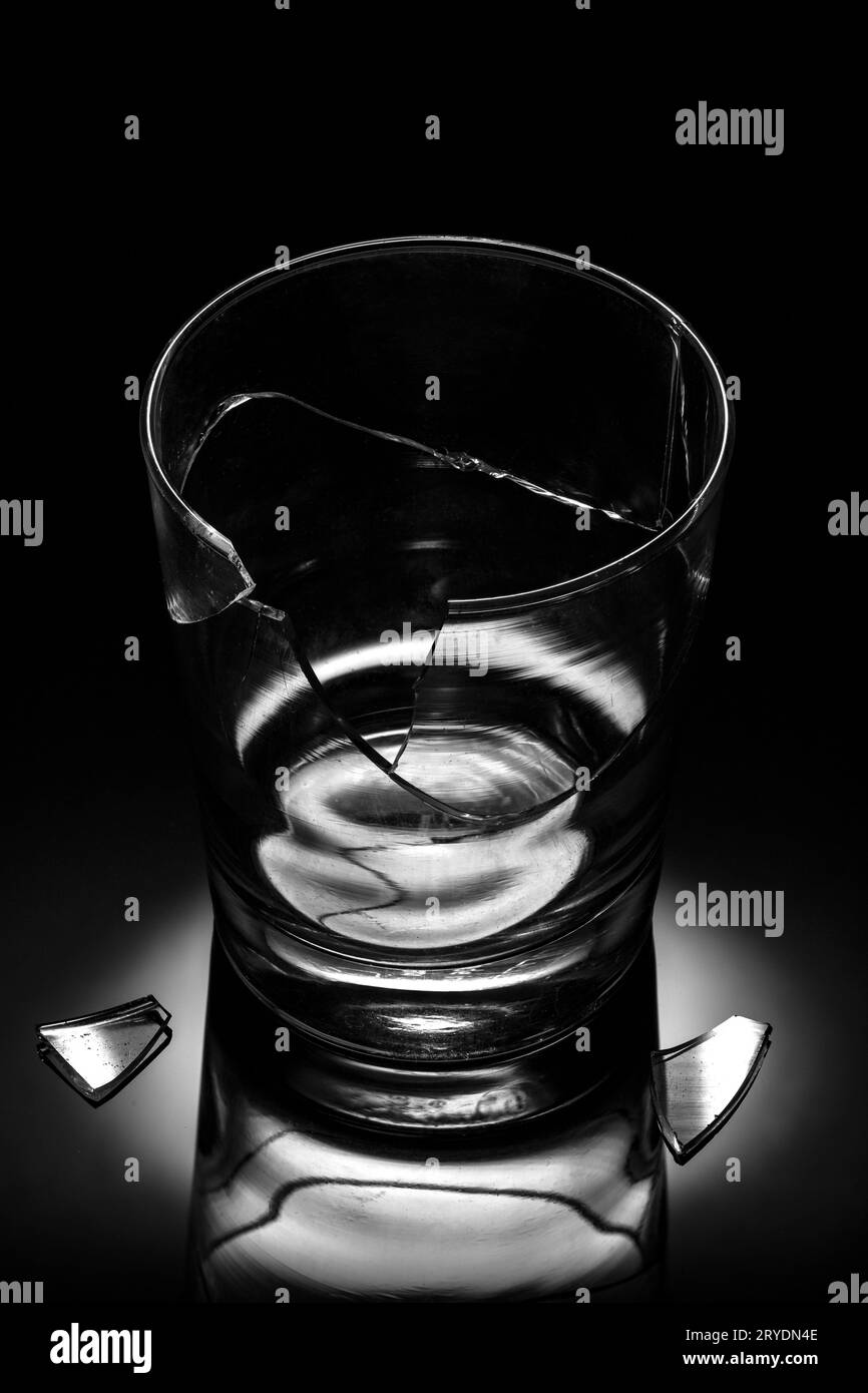 Simbolo di vetro rotto Foto e Immagini Stock in Bianco e Nero - Alamy