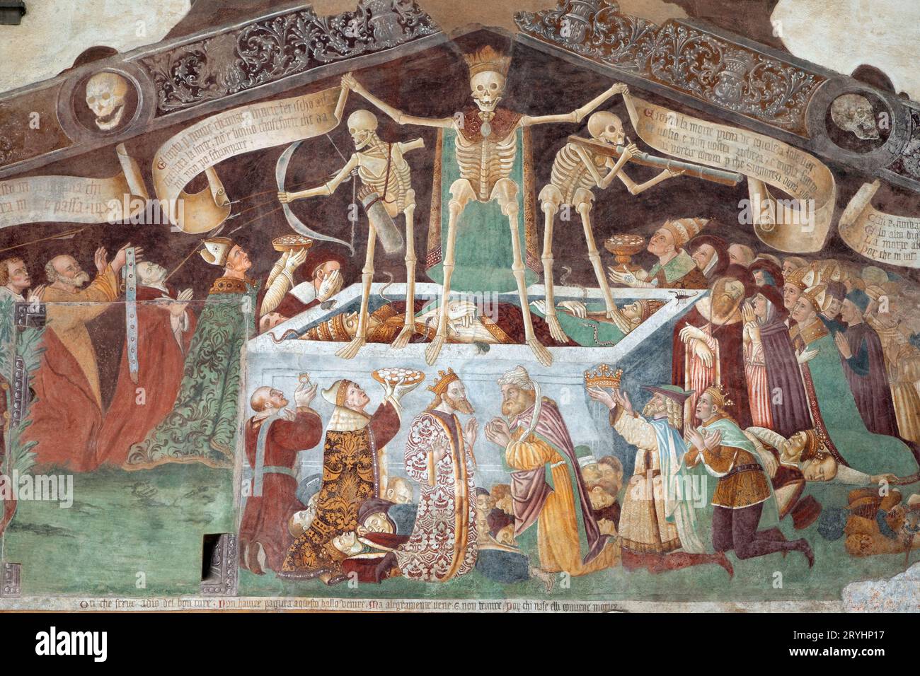 Il trionfo della morte, affresco medievale a Clusone, Italia Foto stock ...