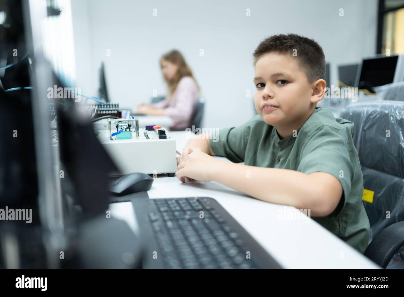 I giovani che utilizzano la tecnologia del robot manuale si divertono a ...