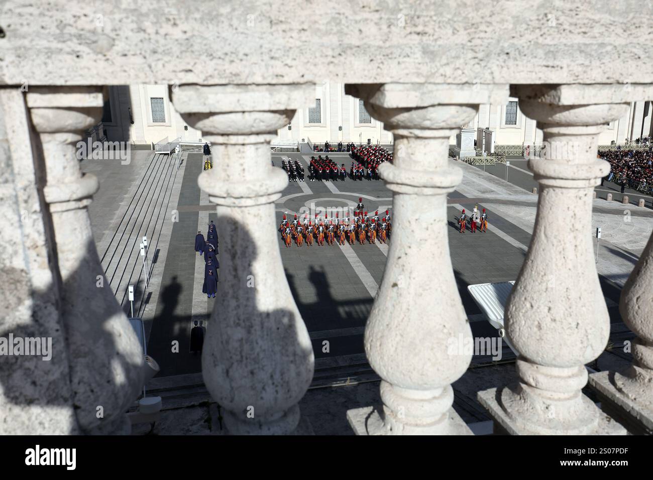 Città del Vaticano, Italia 25.12.2024: La Guardia Svizzera in uniforme ...