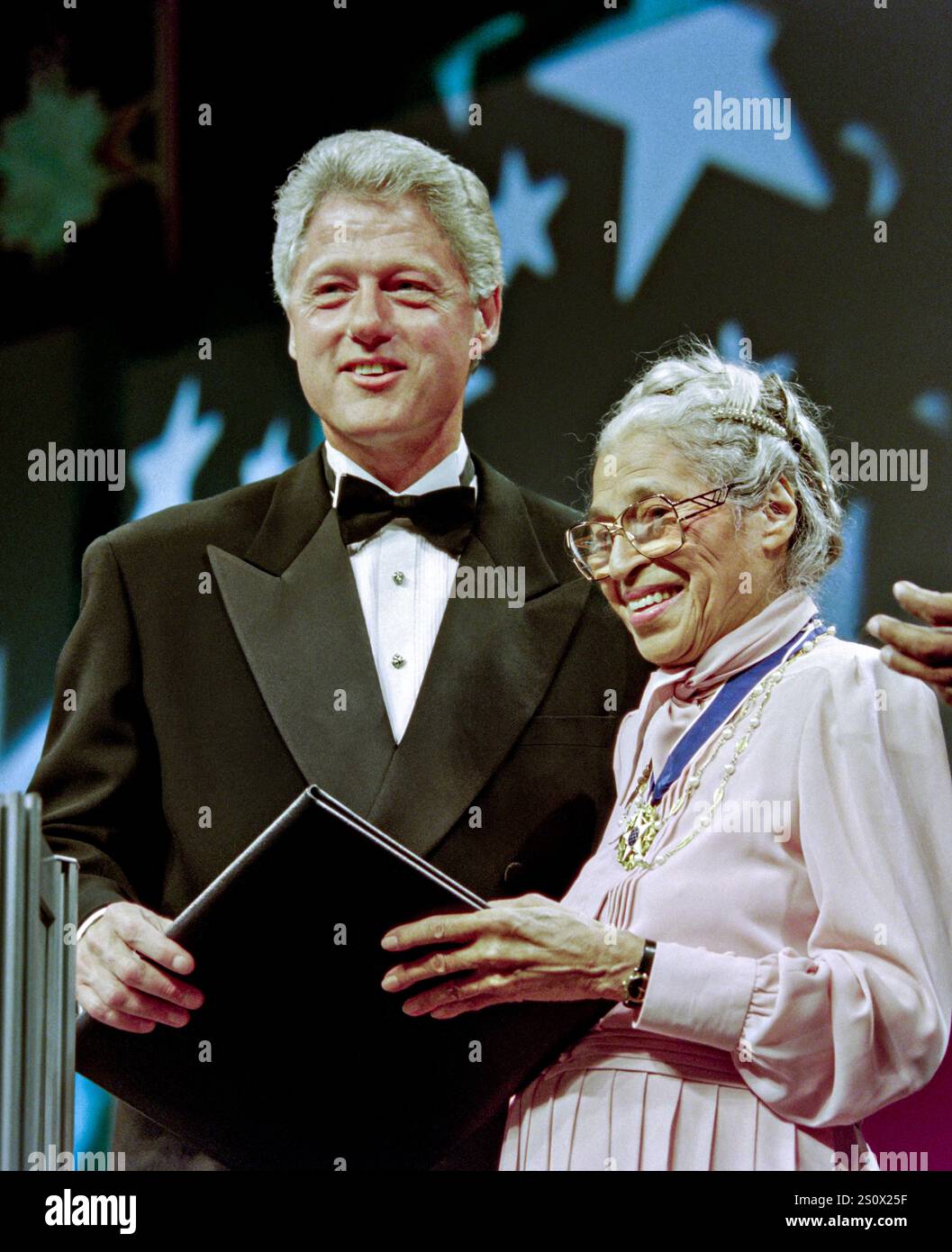 Il presidente degli Stati Uniti Bill Clinton, a sinistra, posa con l ...