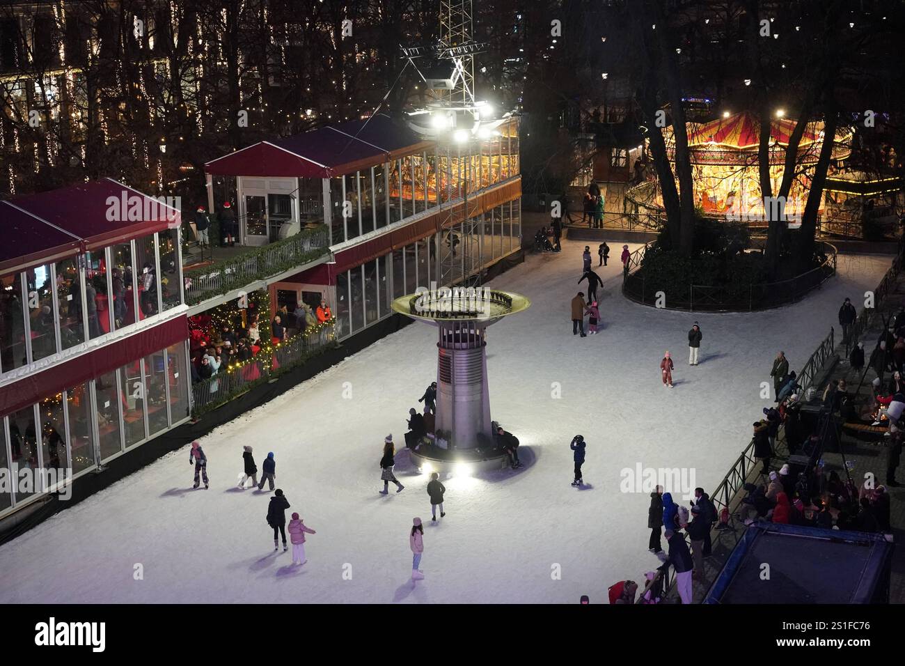 Weihnachtsmarkt Spikersuppa mit Eisbahn a Oslo in der Karl Johans Gate ...