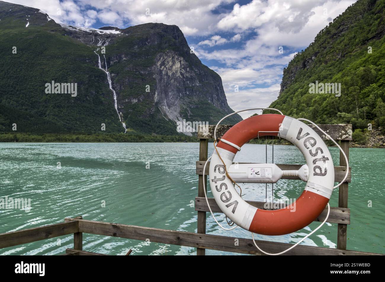 Il Kjenndalsbreen fa parte del Jostedalsbreen, uno dei più grandi ghiacciai della Norvegia, e ...