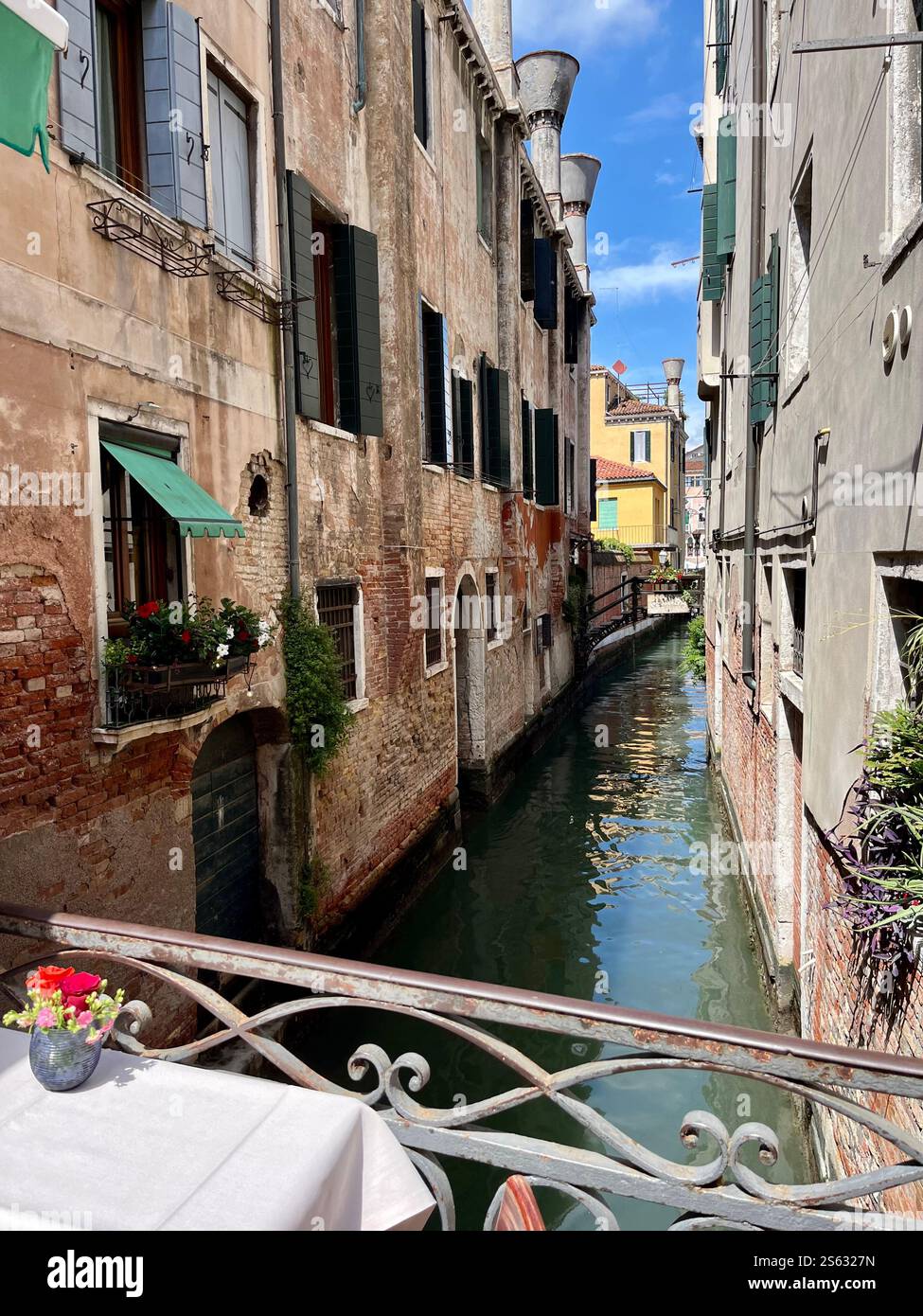 Canali stretti di venezia foto e immagini stock smartphone - Alamy