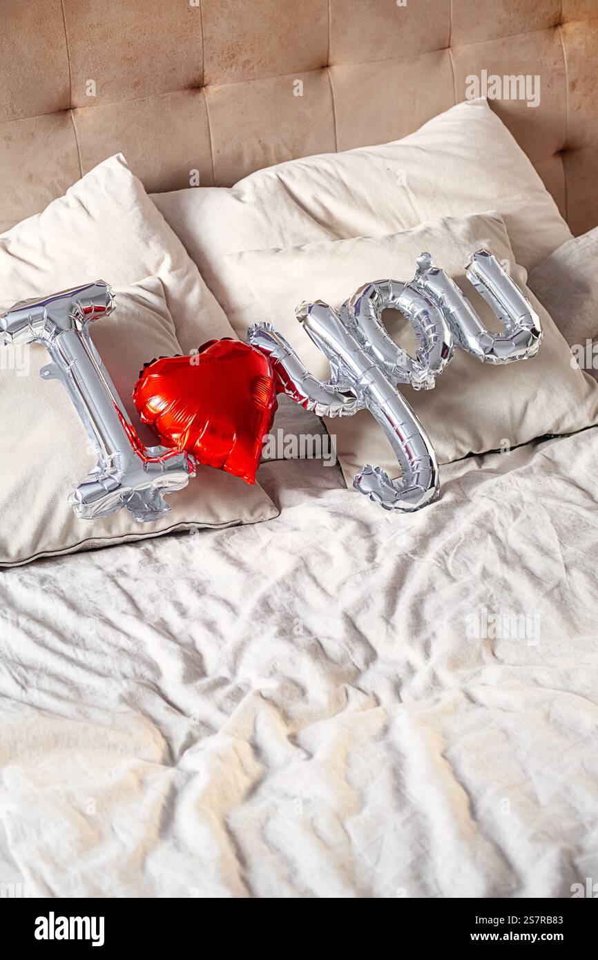 Coppia appassionata sul letto immagini e fotografie stock ad alta ...