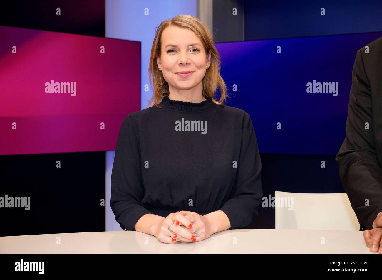Helene Bubrowski in der ARD-Talkshow maischberger im Studio Berlin ...