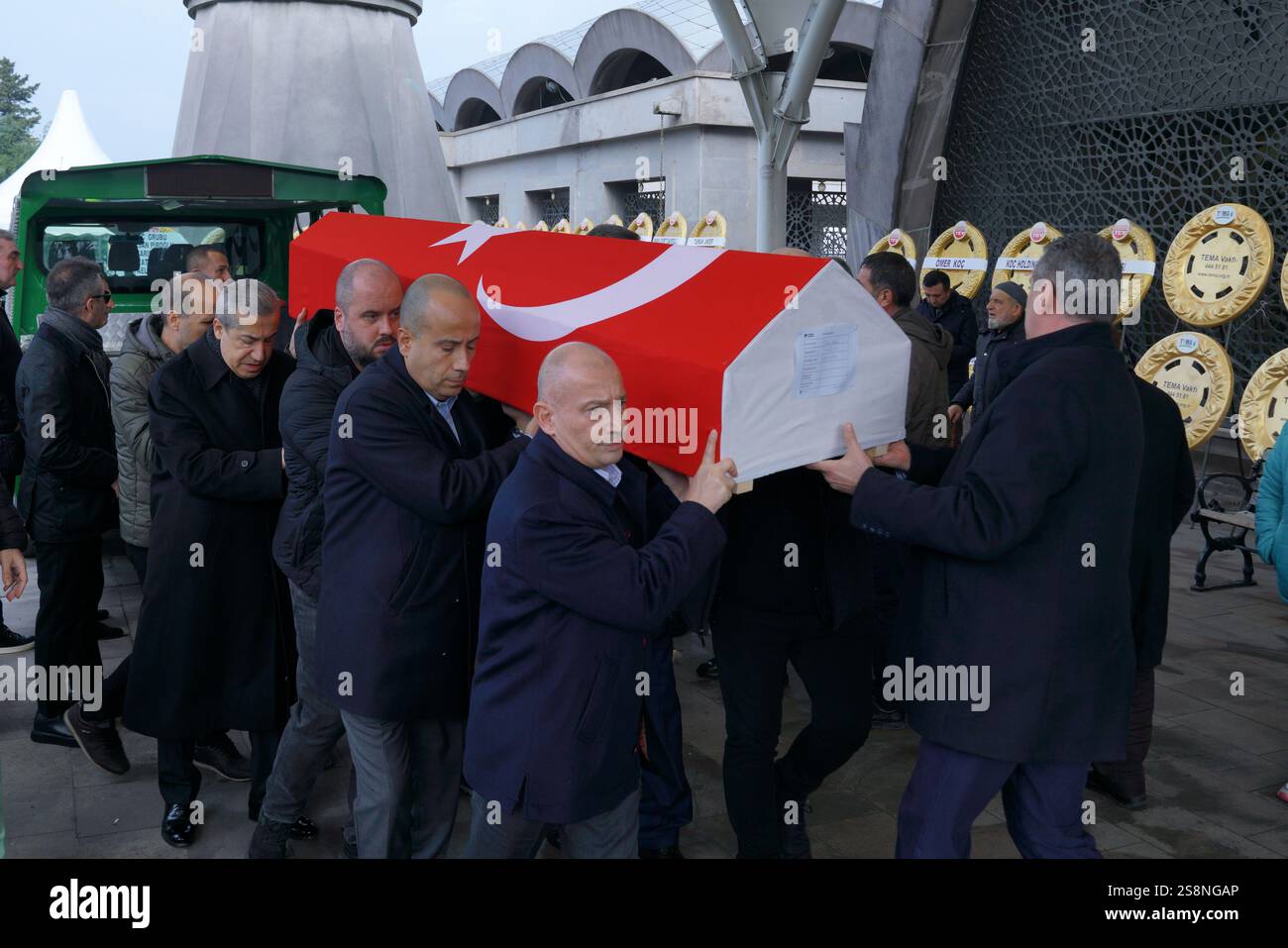Uskudar, Istanbul, Turchia. 23 gennaio 2025. Mehmet Apak (C), padre ...