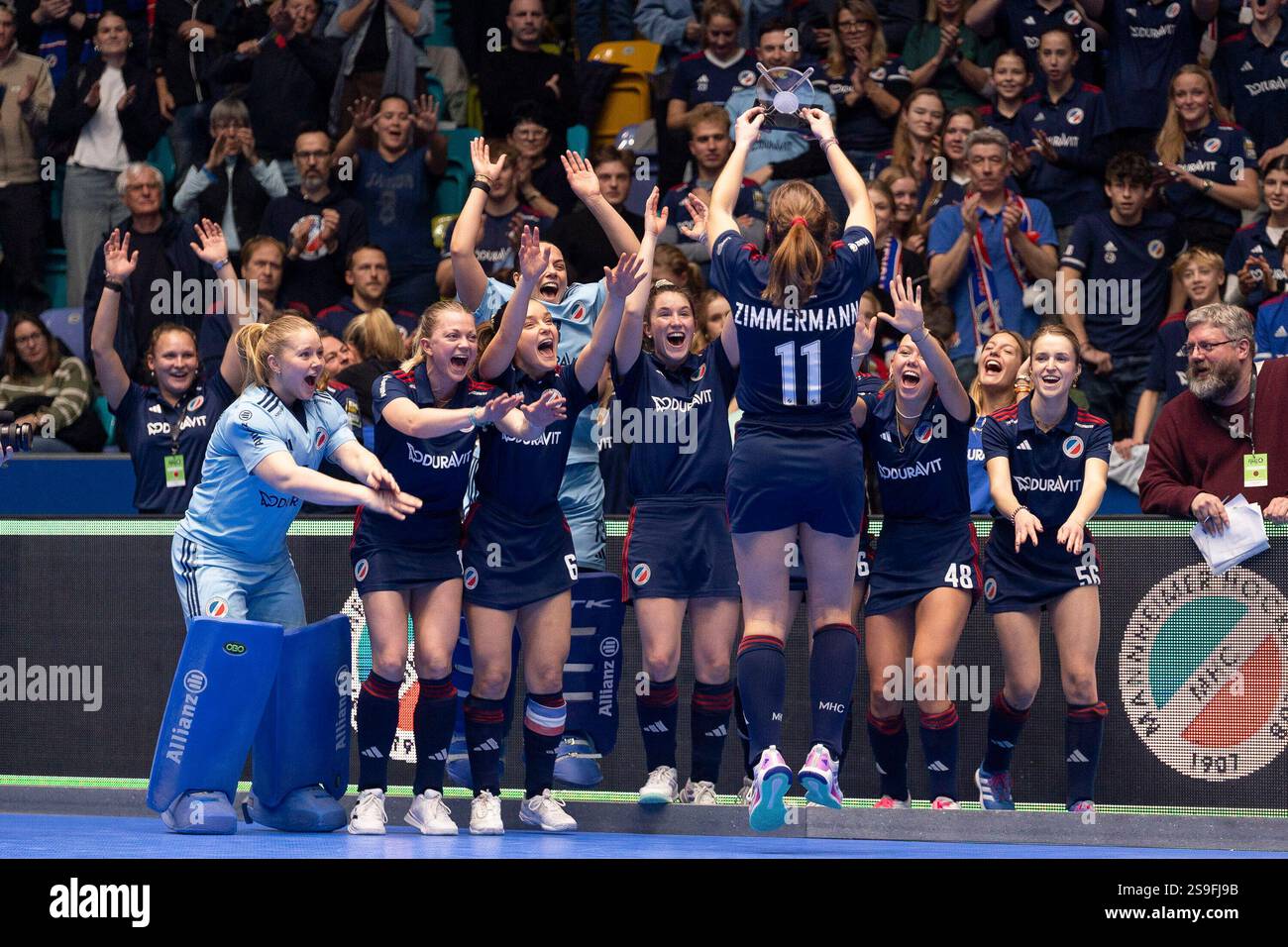 Sonja Zimmermann (Mannheimer HC #11) feiert mit ihrem team Die ...