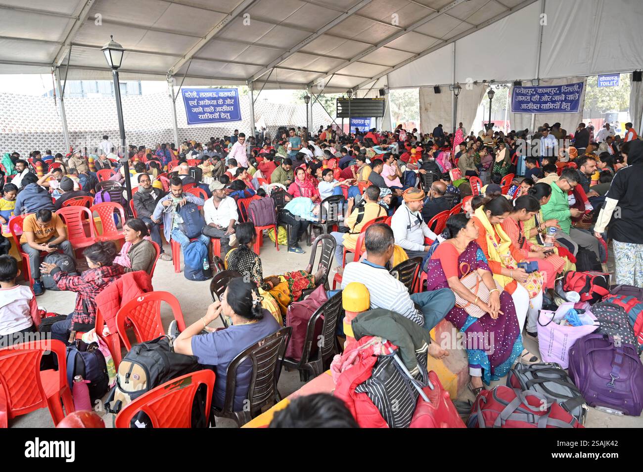 Prayagraj, Uttar Pradesh, India. 29 gennaio 2025. Prayagraj: I devoti ...