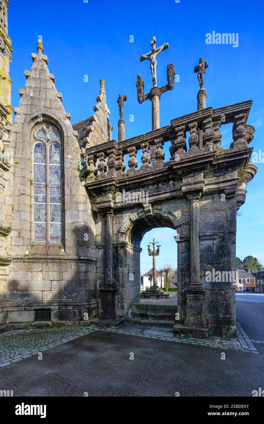 Triumphbogen, Beinhaus und Kalvarienberg, Umfriedeter Pfarrbezirk Enclos paroissial, Kirche ...