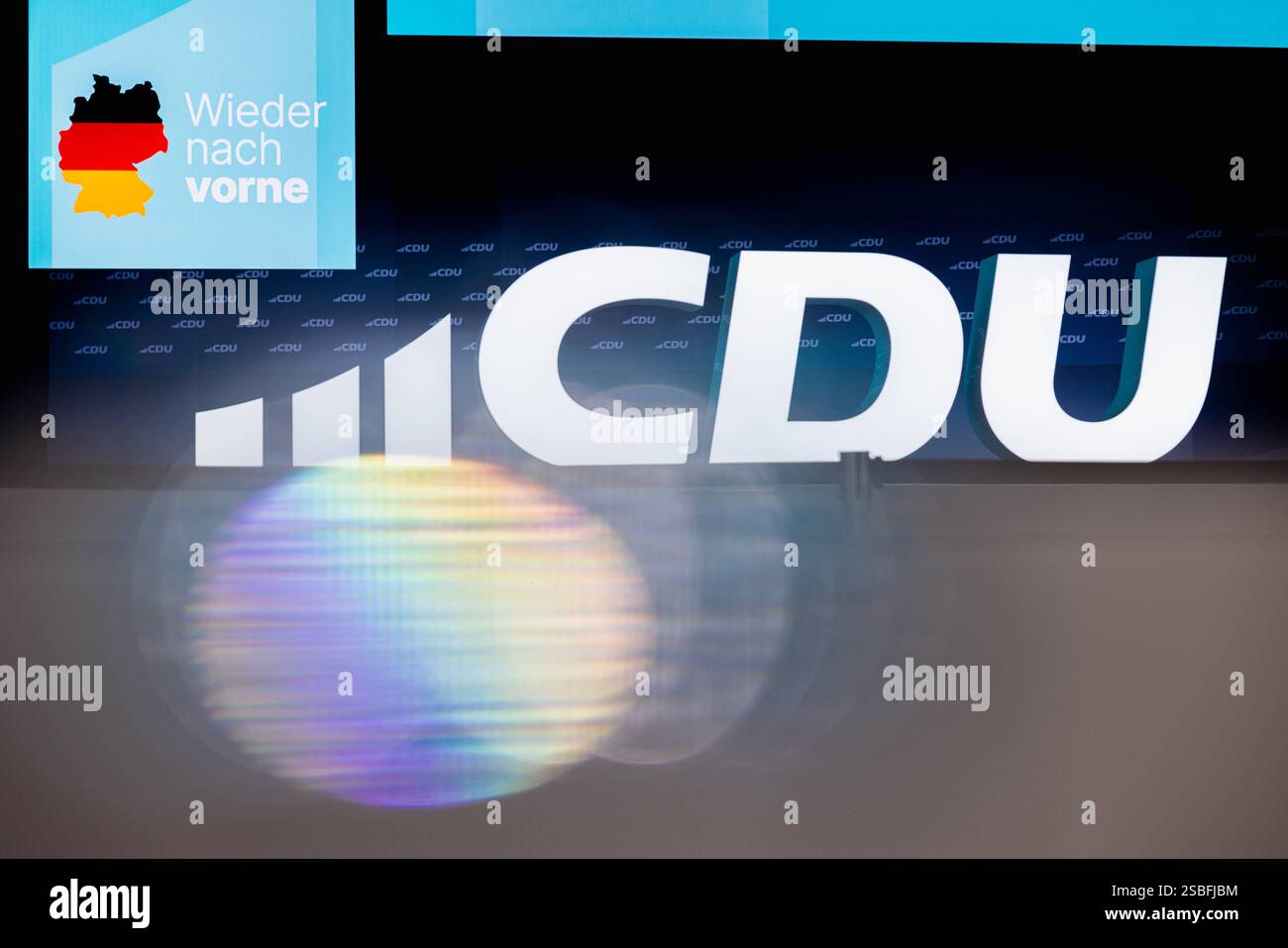 37. Parteitag der CDU Deutschlands Deutschland, CityCube Berlin den 03.02.2025: Beleuchteter CDU ...