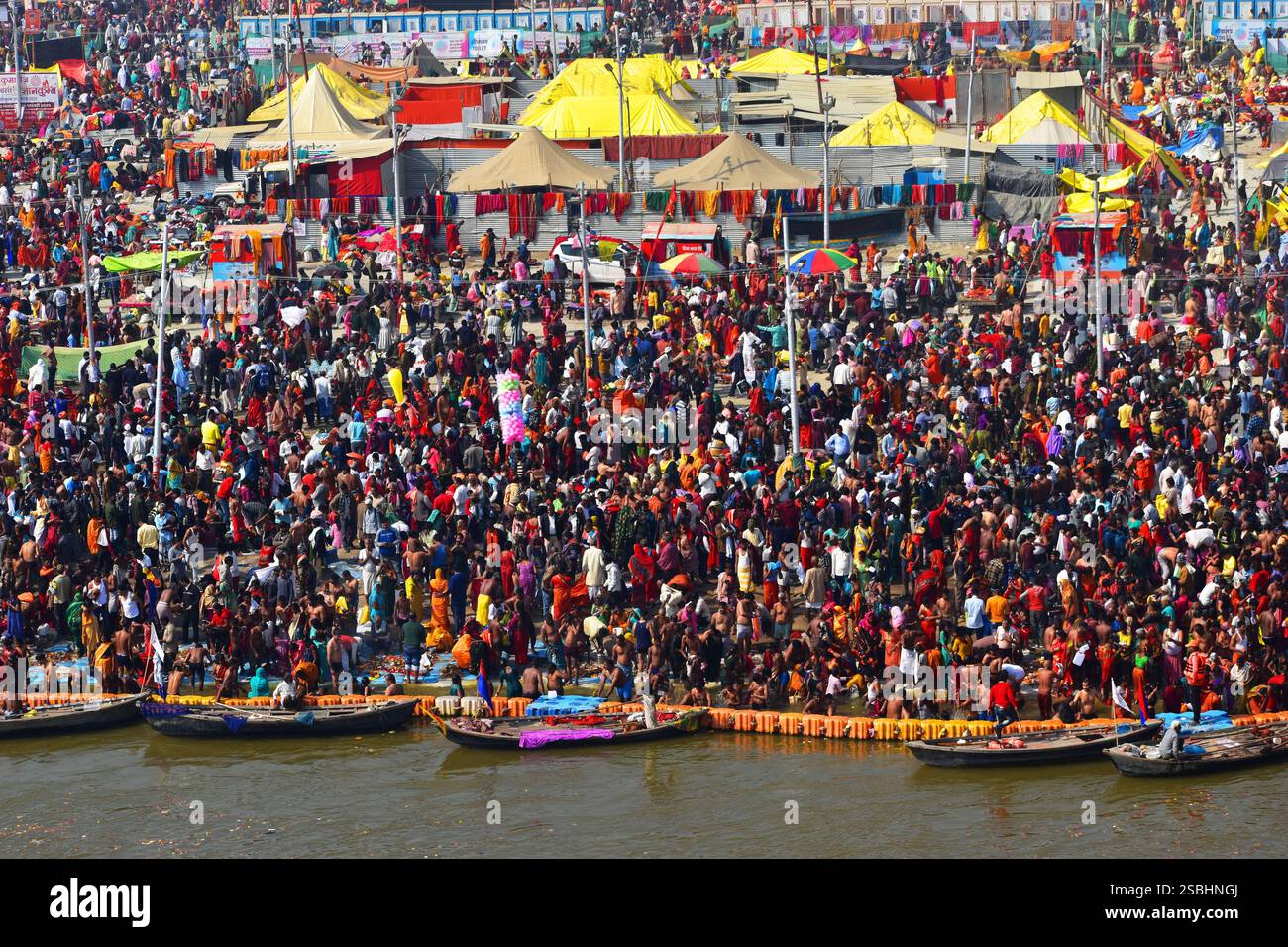 Prayagraj, Uttar Pradesh, India. 28 gennaio 2025. Devoti da tutto il ...