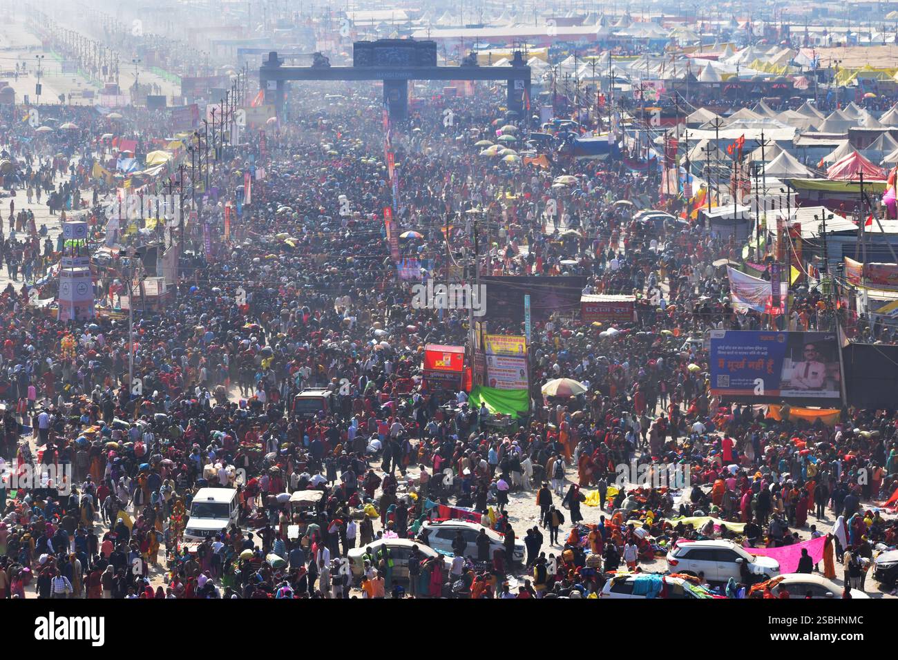 Prayagraj, Uttar Pradesh, India. 28 gennaio 2025. Devoti da tutto il ...
