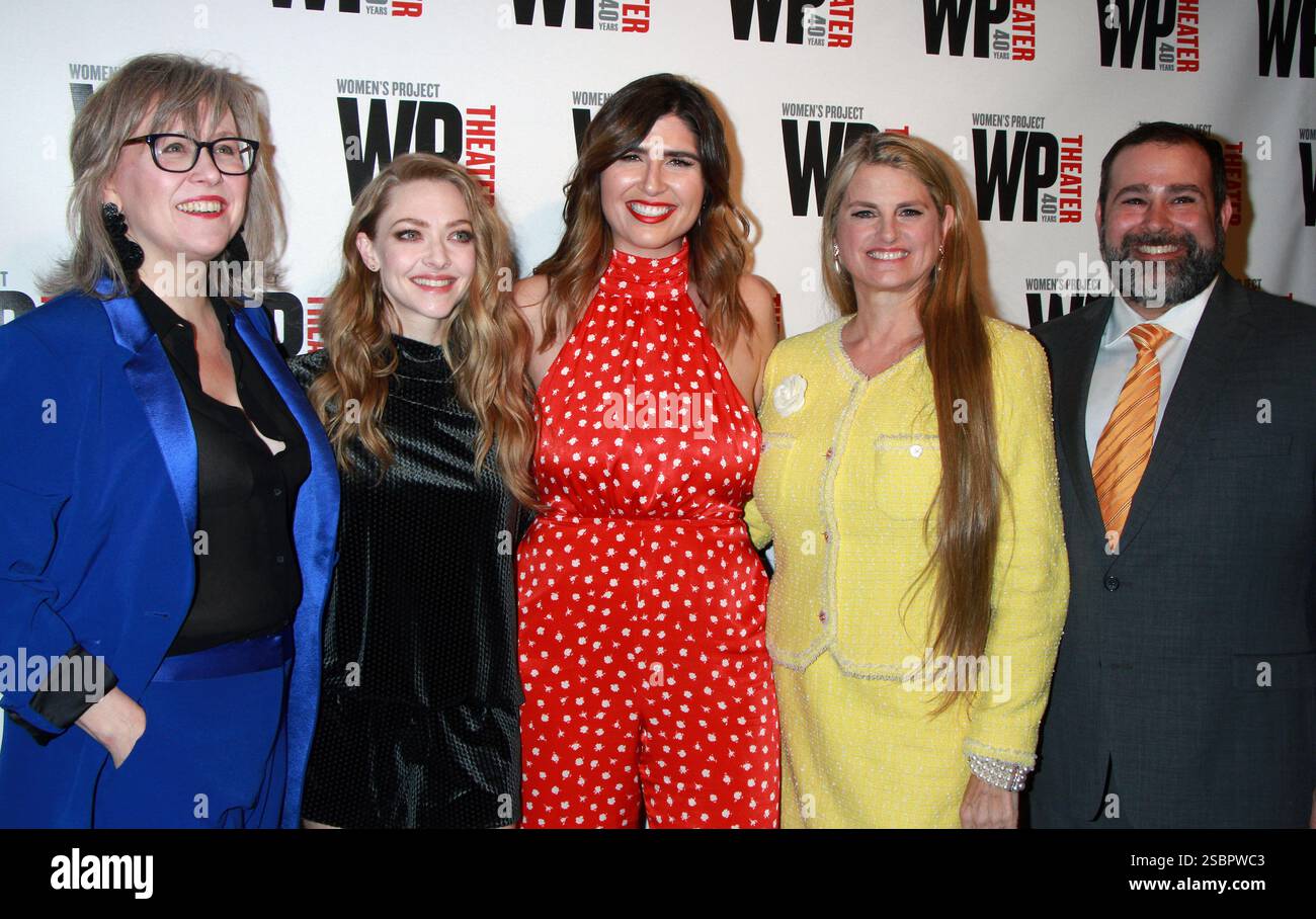 (L-R) Lisa McNulty, Amanda Seyfried, Emily Warren, Bonnie Comley e ...