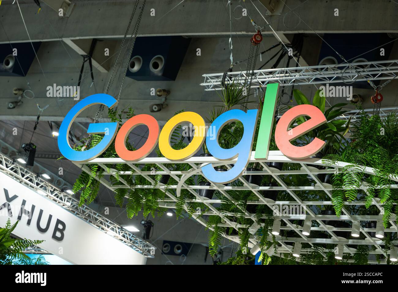 ISE 2025 (Integrated Systems Europe). Logo Google durante ISE 2025 in Gran via 2, Barcellona ...