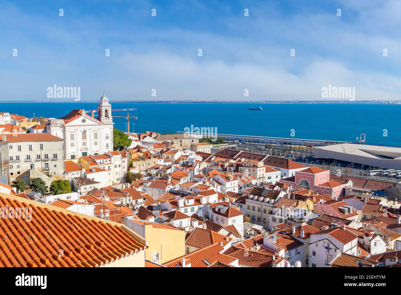 Alfama edifici fiume tago visto da miradouro de santa luzia immagini e ...