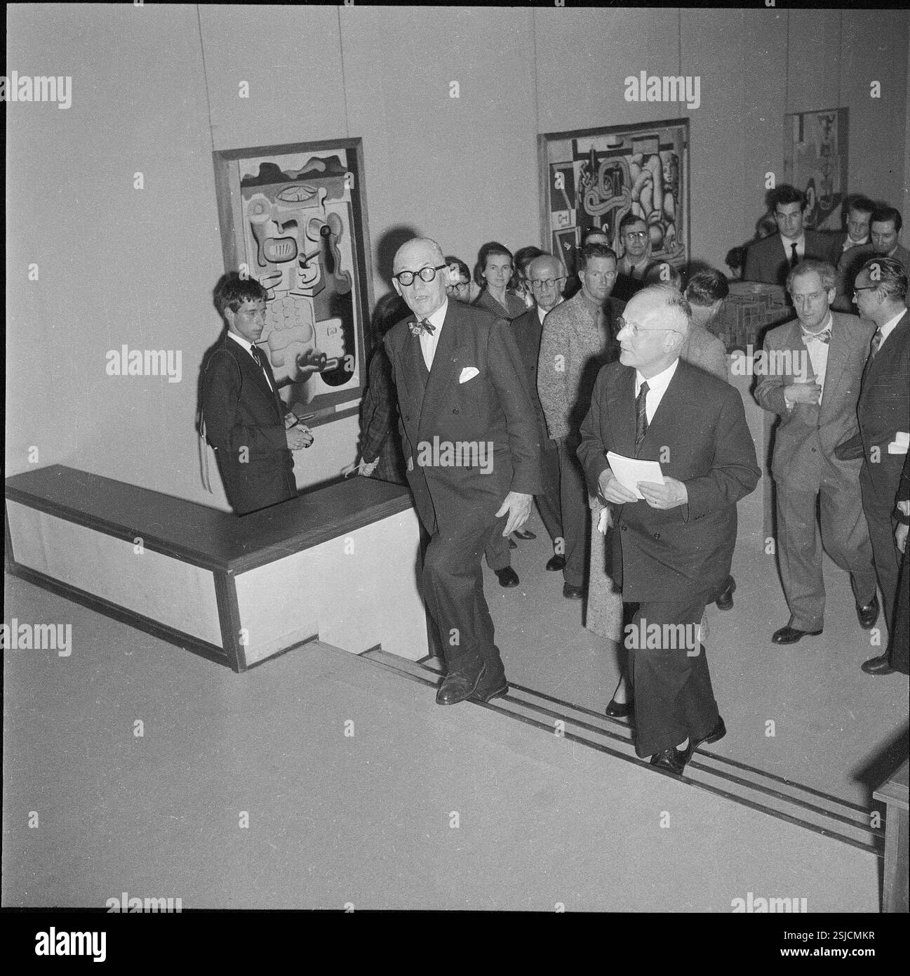 le Corbusier und Emil Landolt im Kunsthaus Zürich 1957#le Corbusier ed ...
