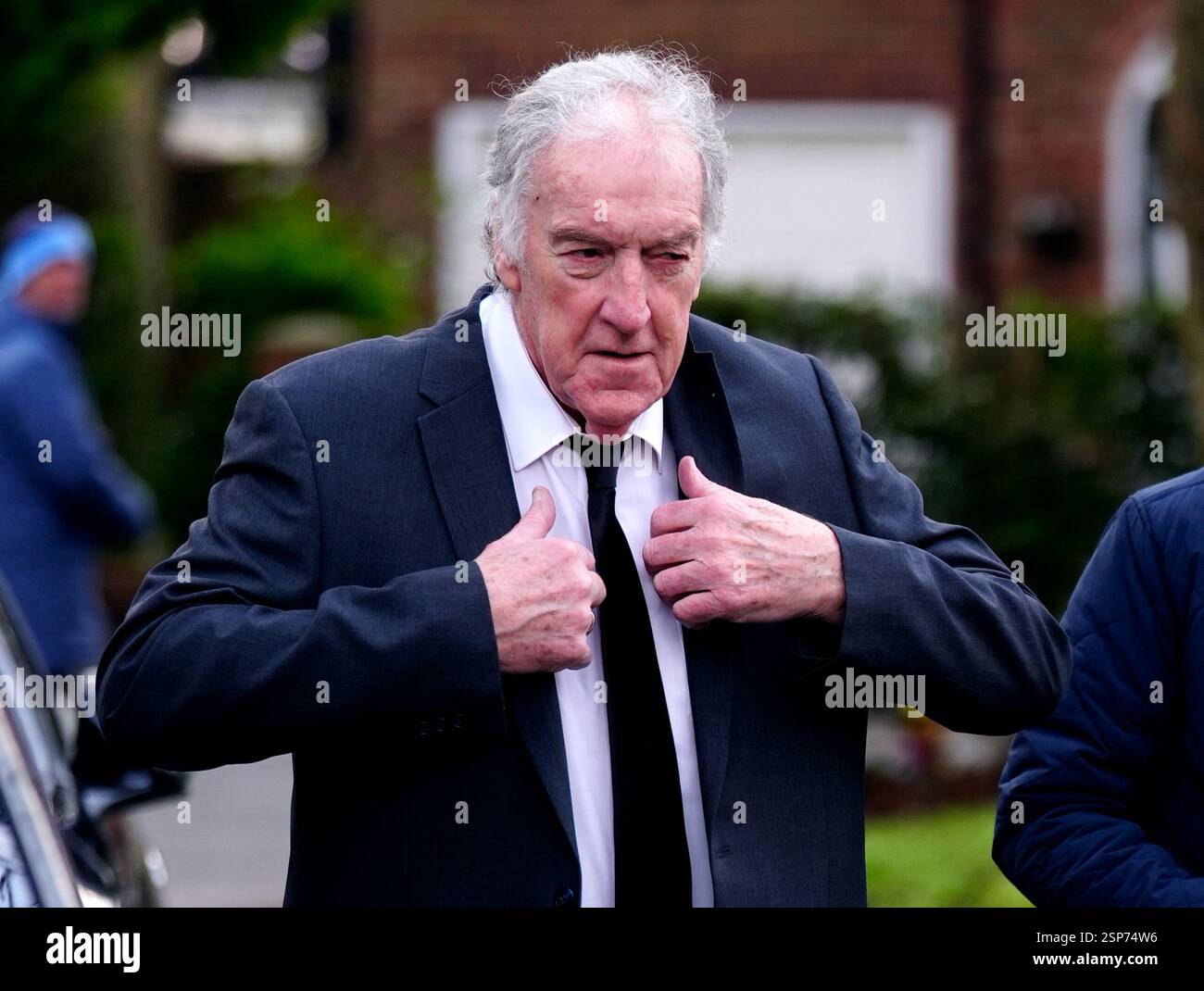 Tommy Booth (a sinistra) arriva per il funerale di Tony Book alla ...