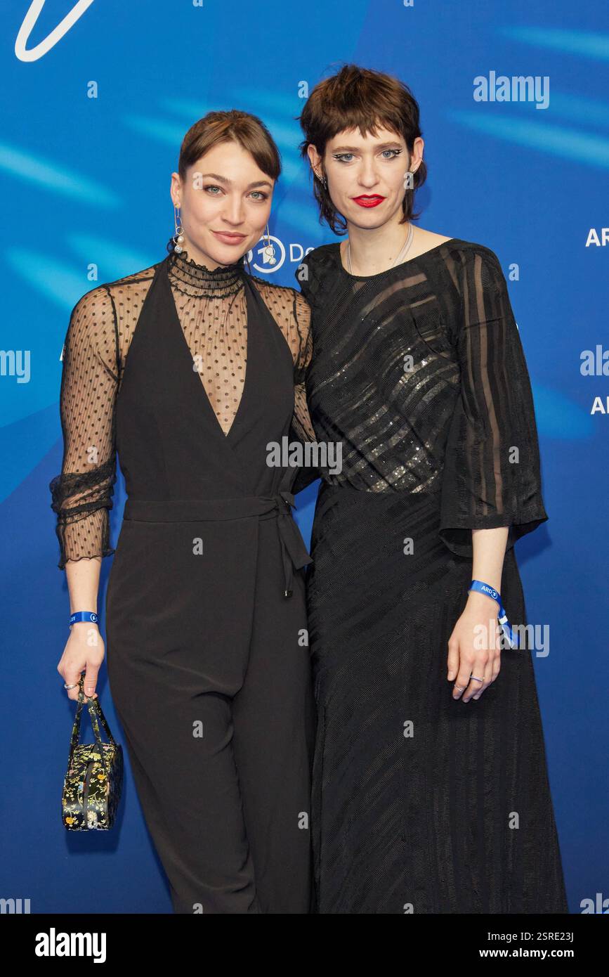 Sarah Posch und Lia von Blarer - Gaesteankunft zum ARD Blue Hour ...