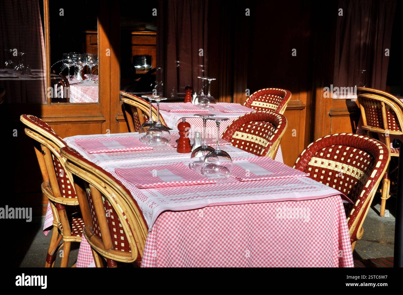 Bistrot francese di parigi immagini e fotografie stock ad alta ...