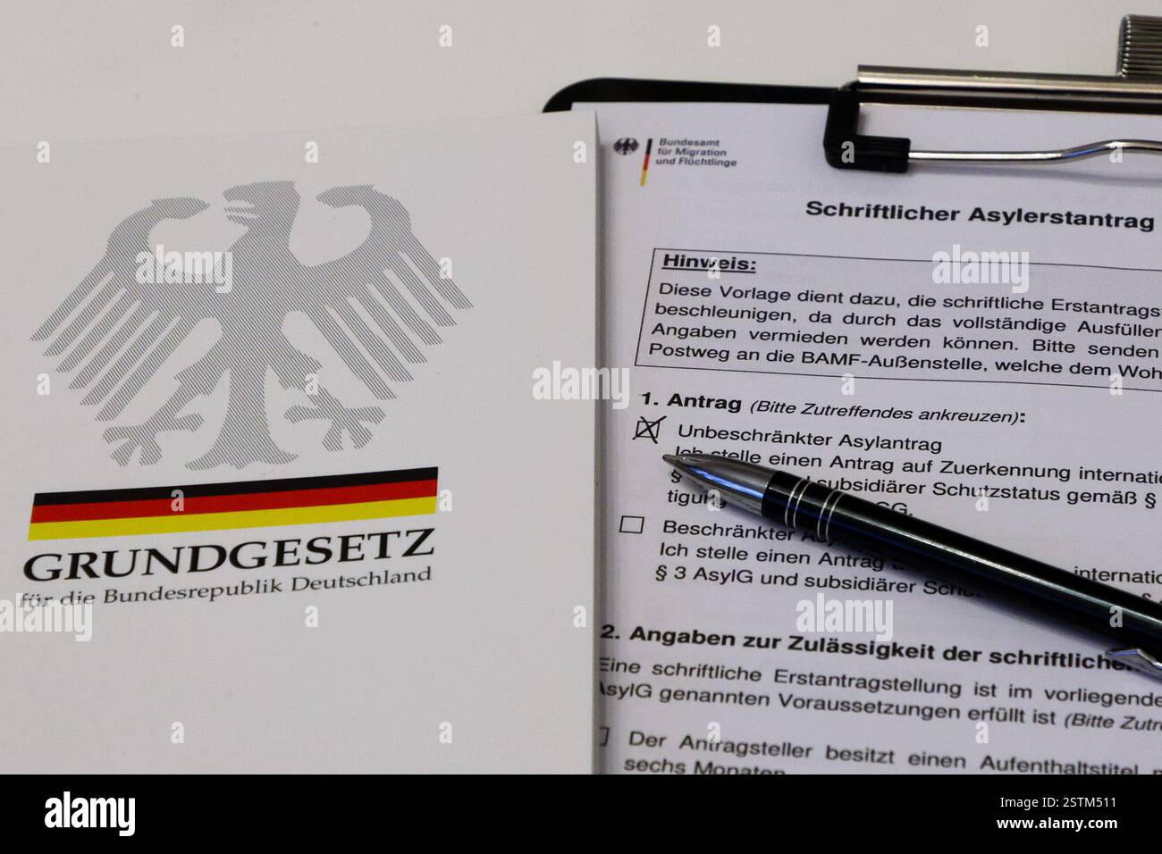 Ein formular für einen Erstantrag auf Asyl, Asylantrag, Antragsformular ...