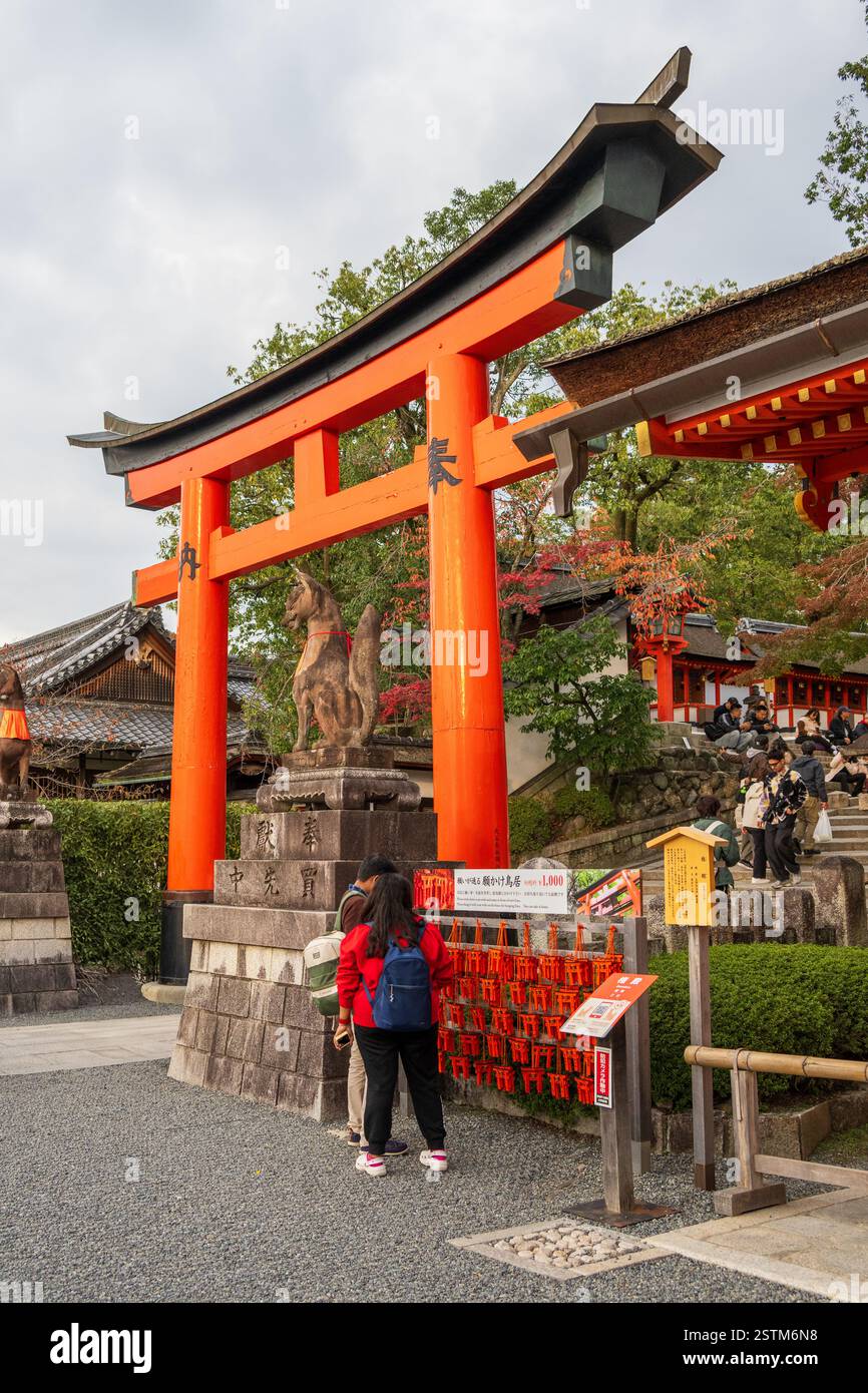 Kyoto fushimi inari immagini e fotografie stock ad alta risoluzione - Alamy