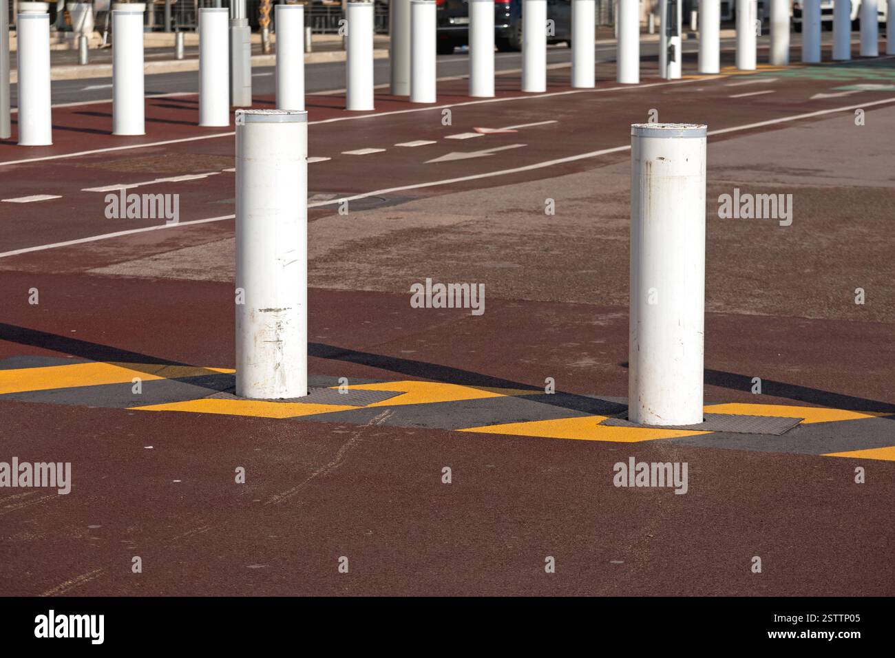 Traffic bollards immagini e fotografie stock ad alta risoluzione - Alamy