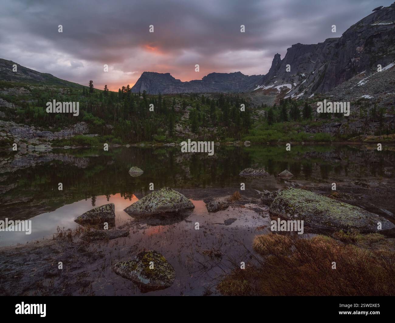 Splendida alba sul lago. Lago Radughnoe a Ergaki in una mattinata d ...