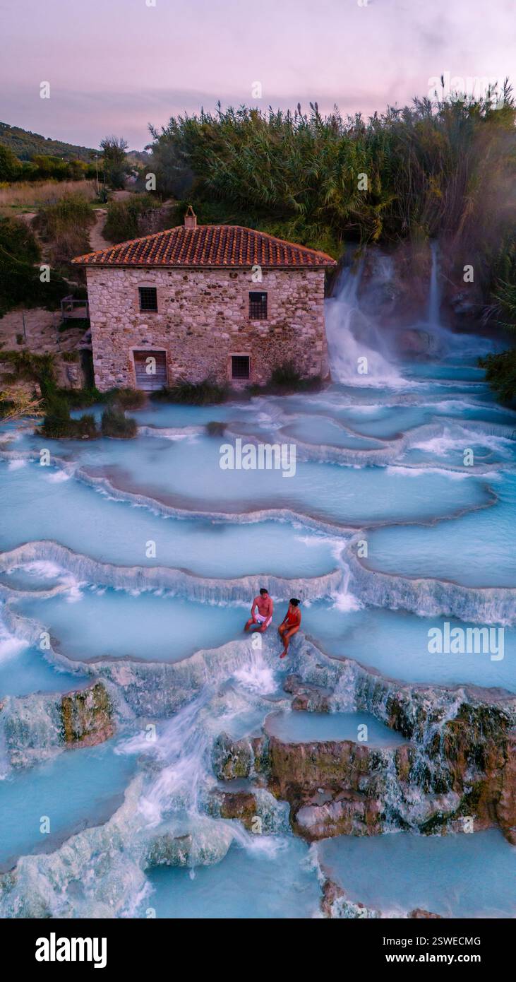 I visitatori si rilassano nelle acque calde e rilassanti delle terme di ...