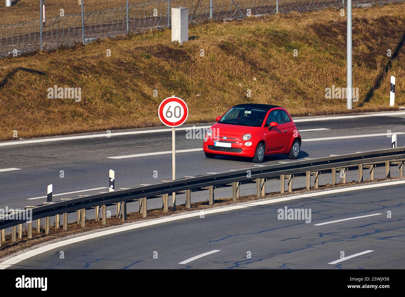 Monaco, Baviera, Germania - 20 febbraio 2025: Una piccola auto rossa ...