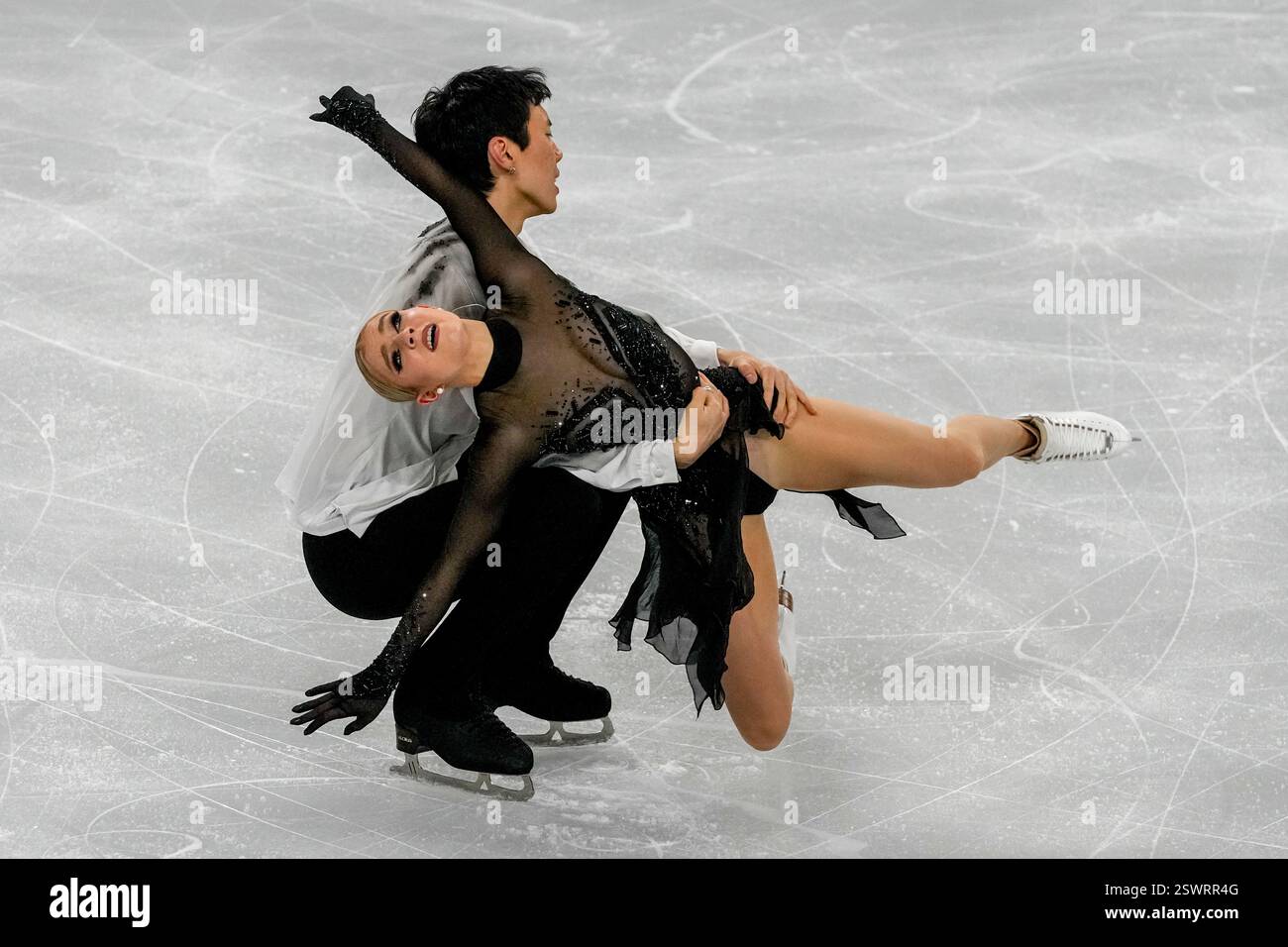 Holly Harris and Jason Chan of Australia performs during the ice dance ...