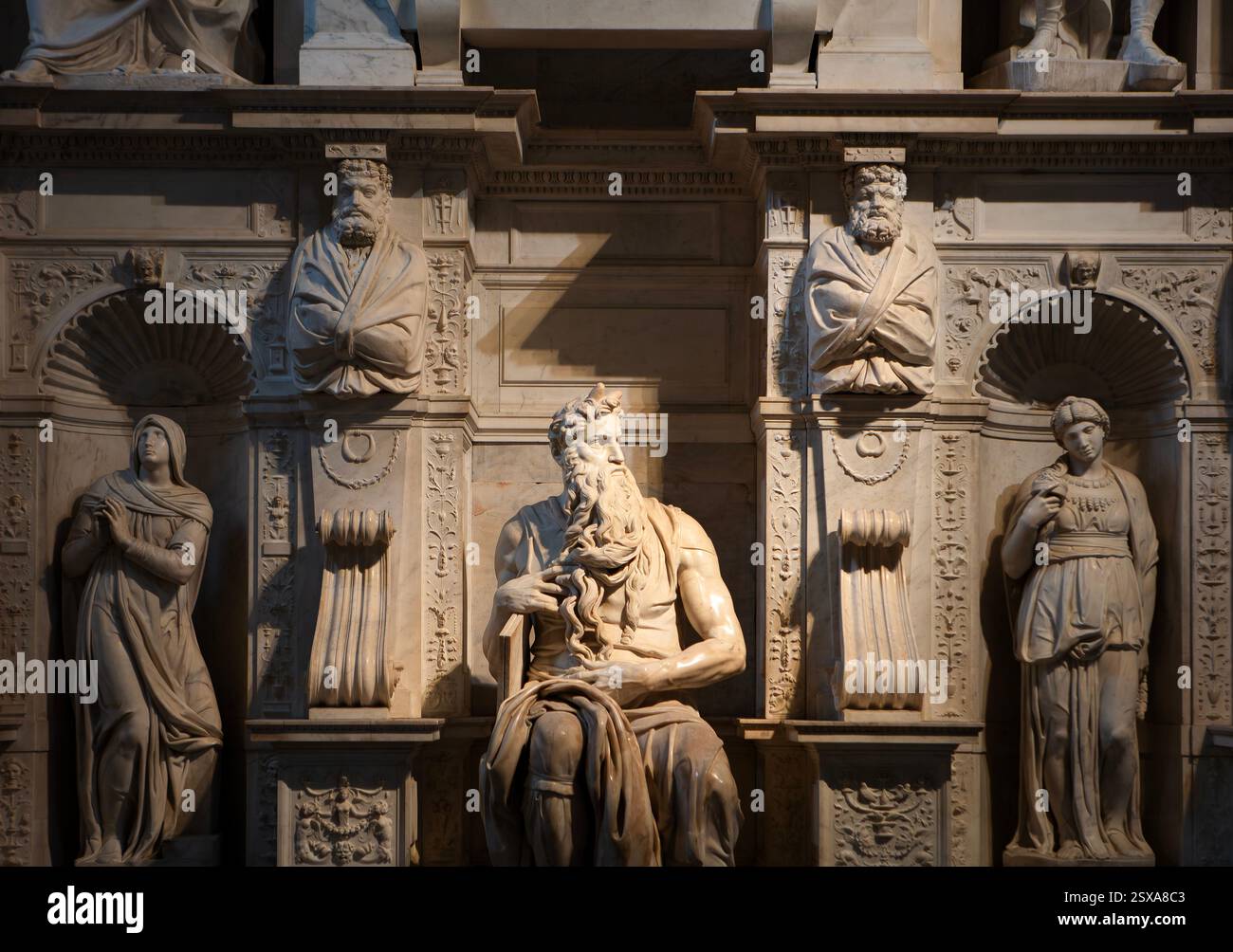 La statua di Mosè dalla tomba di Papa Giulio II nella chiesa di San ...