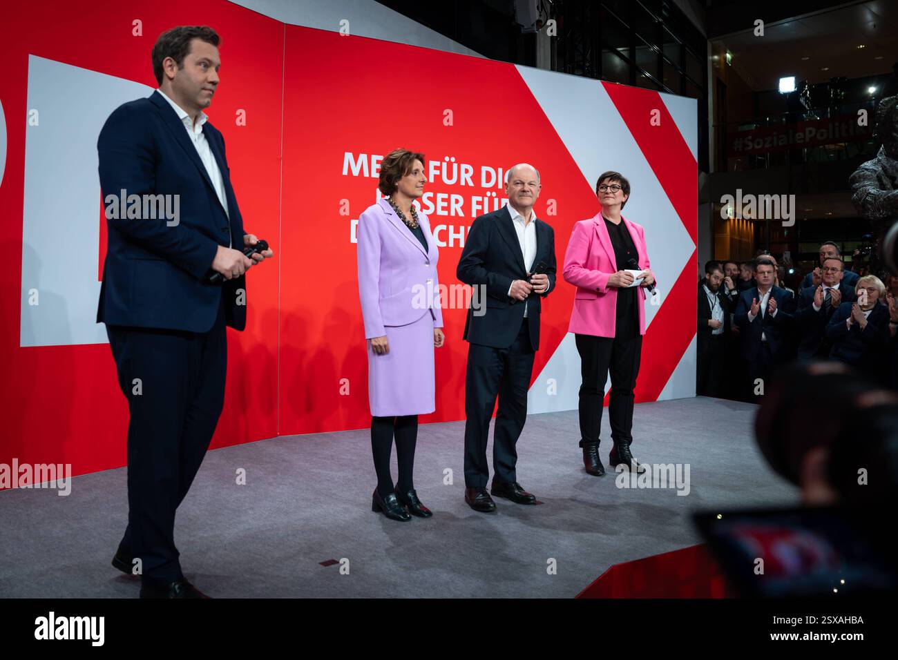 SPD Wahlparty zur Bundestagswahl 2025 Lars Klingbeil Bundesvorsitzender gemeinsam mit Britta ...