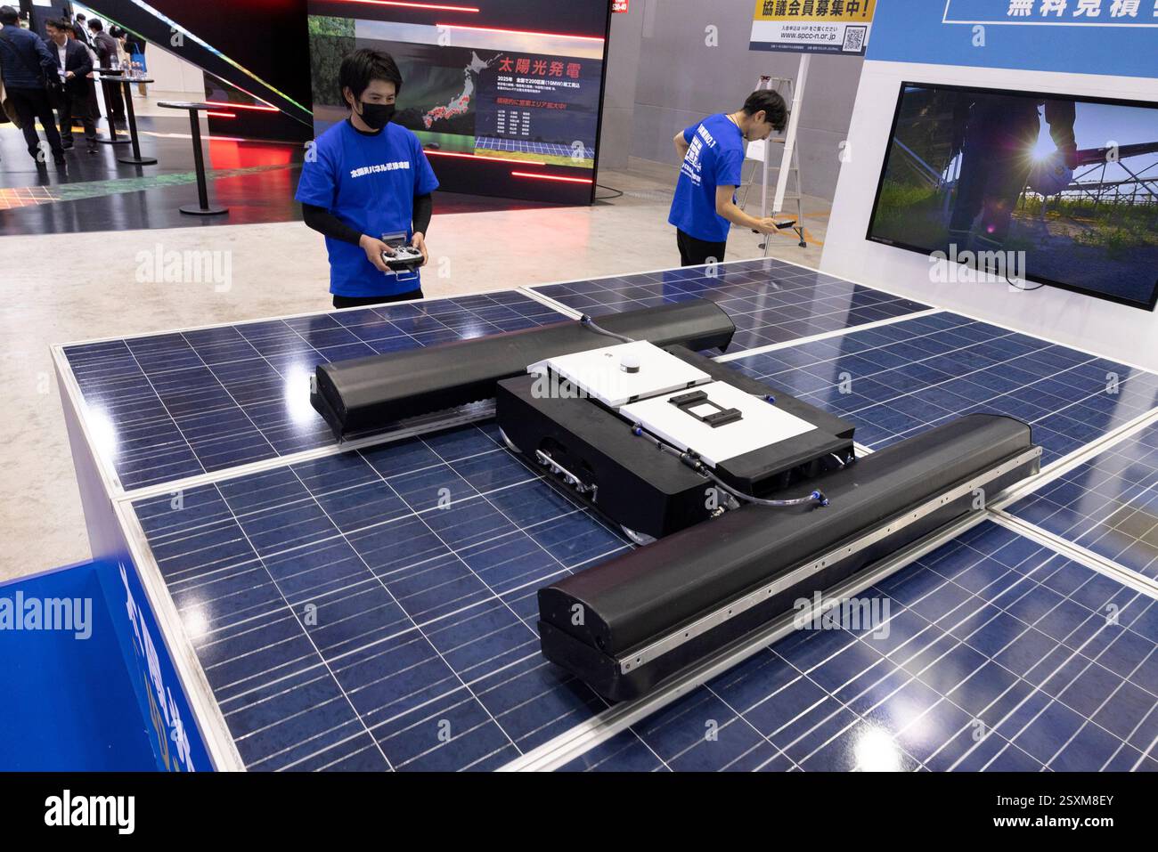 Tokyo, Giappone. 19 febbraio 2025. Robot per la pulizia dei pannelli solari in mostra alla Smart ...