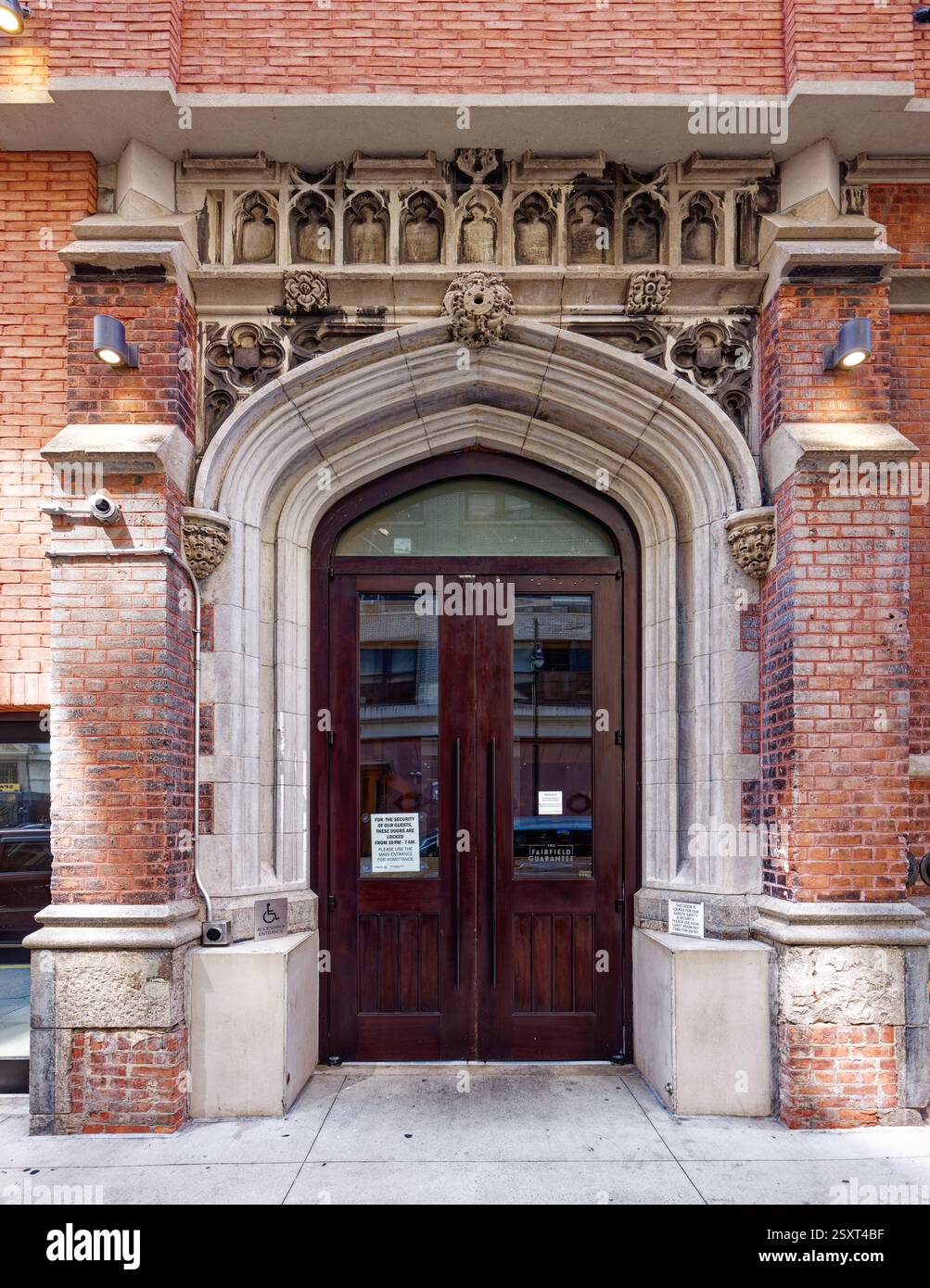 Un facsimile della facciata gotica del Christ Church Memorial Building ...