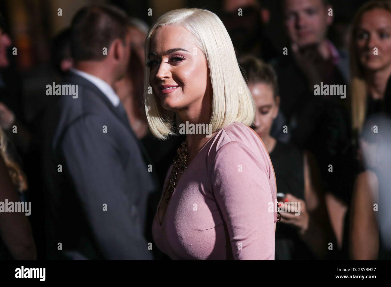 Katy Perry si dirigerà nello spazio sul volo Blue Origin All-Women sul ...