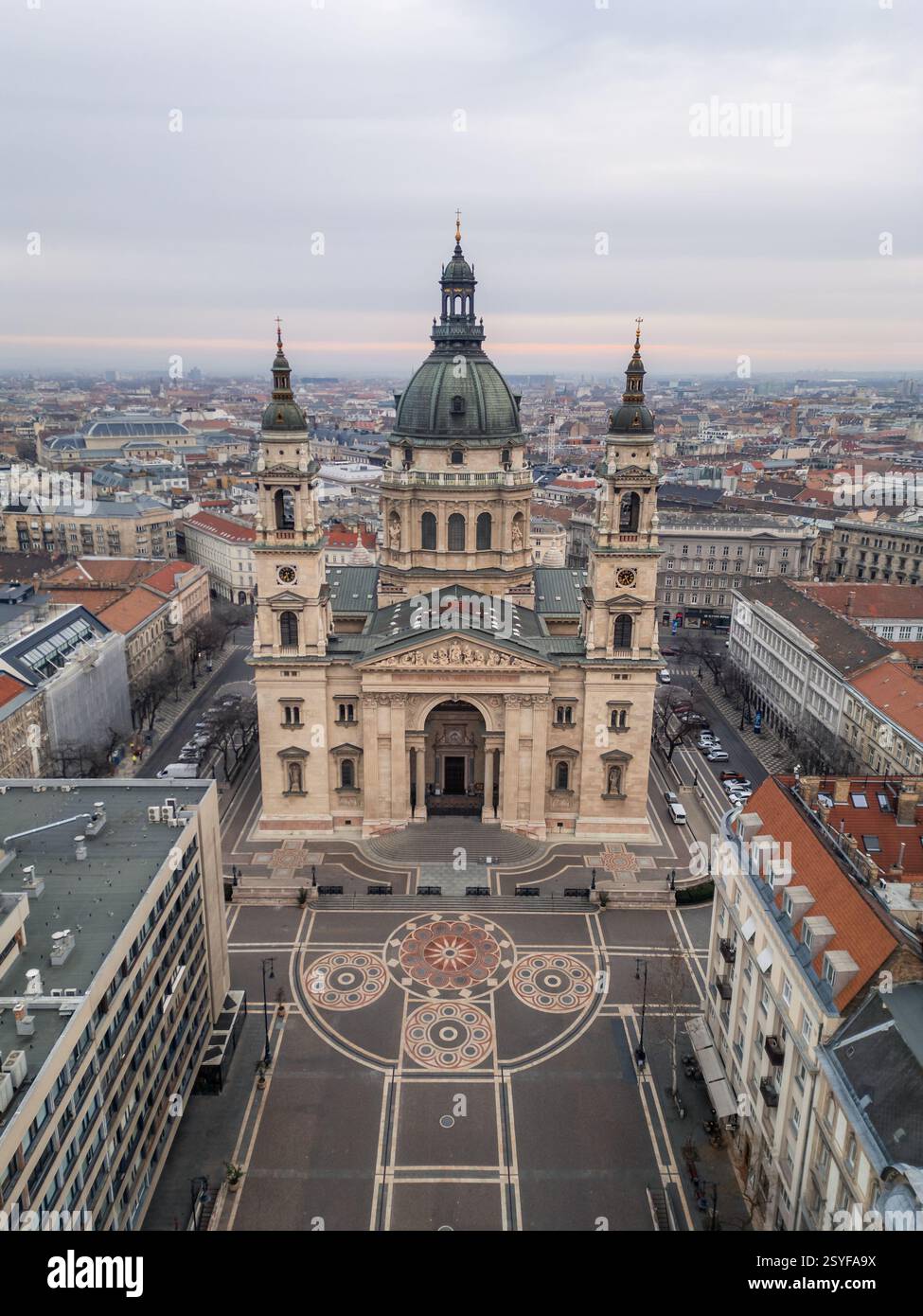 17/02/2025, Budapest. Veduta aerea verticale che cattura la Basilica di ...