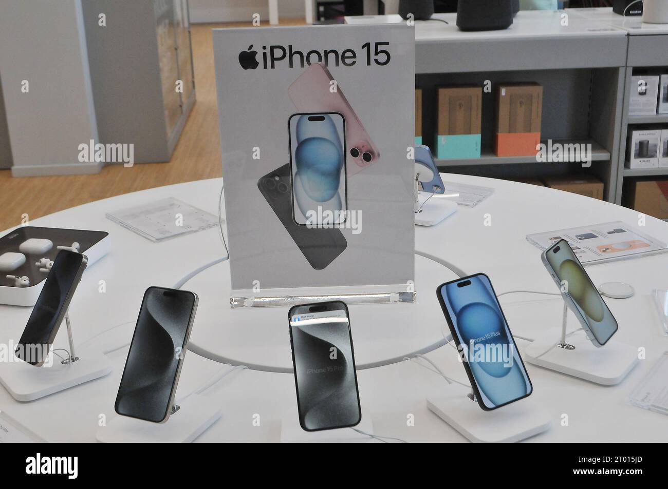 3 ottobre 2023/. Tutti i modelli di iPhone 15 pro Titanium e iphone 15 ...