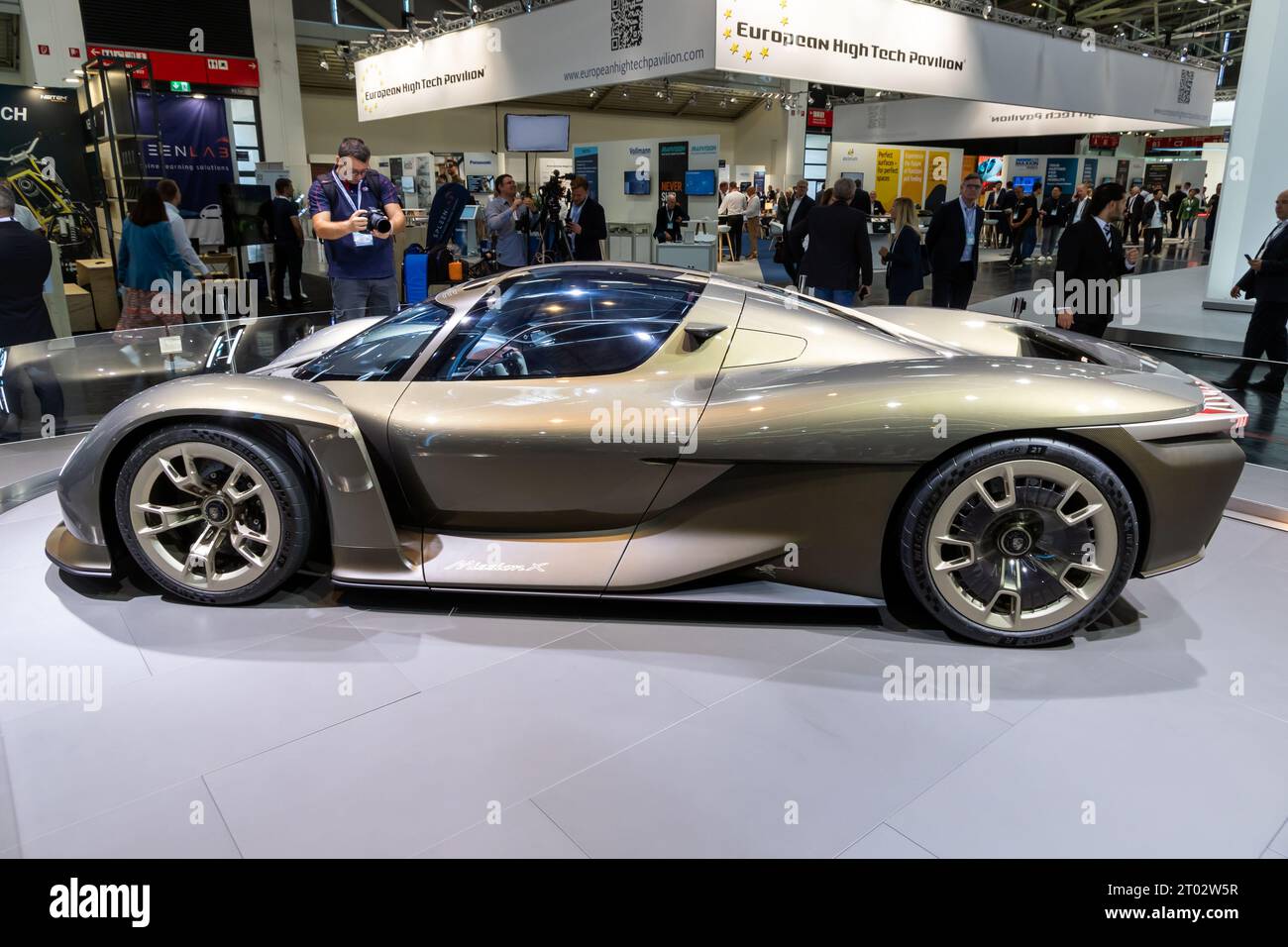 L'hypercar elettrica Porsche Mission X alla fiera IAA Mobility 2023 di ...