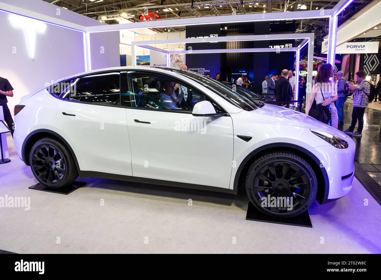 L'auto elettrica Tesla Model Y alla fiera IAA Mobility 2023 di Monaco ...