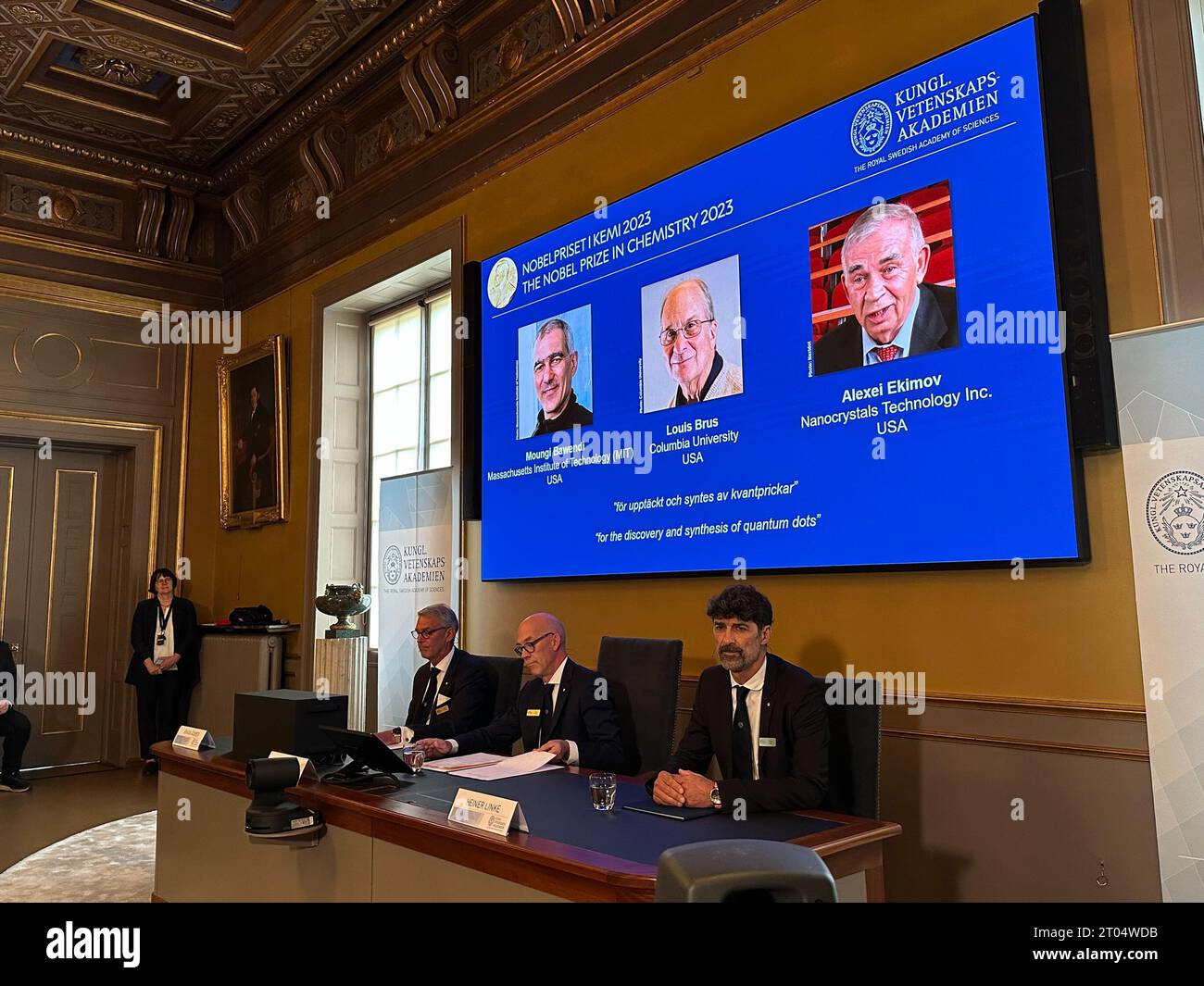 Stoccolma, Svezia. 4 ottobre 2023. Gli scienziati Moungi Bawendi (l-r ...