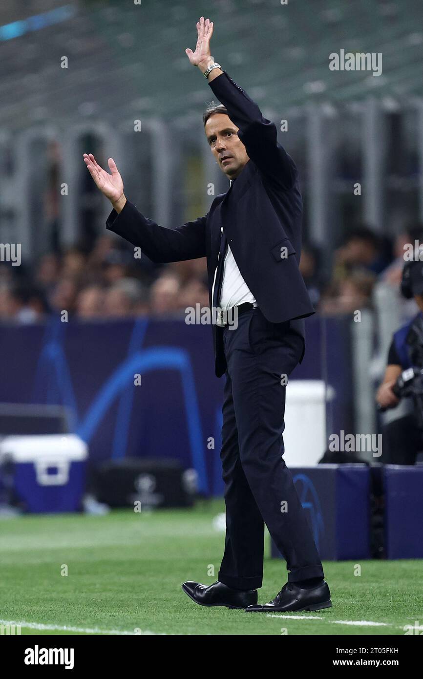 Simone Inzaghi, capo allenatore del FC Internazionale gestures durante ...