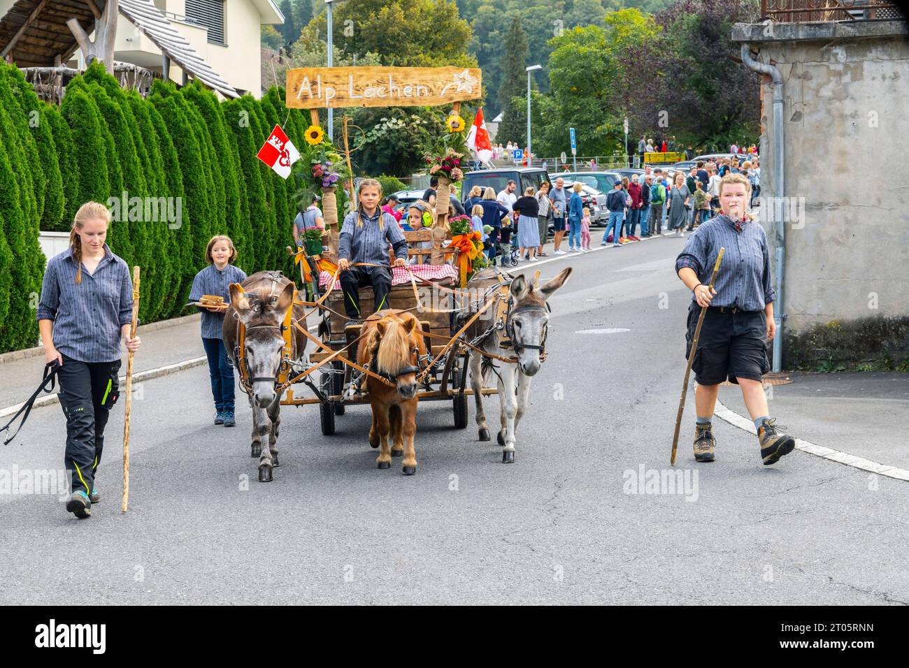 Gli abitanti del villaggio vestiti con costumi tradizionali prendono ...